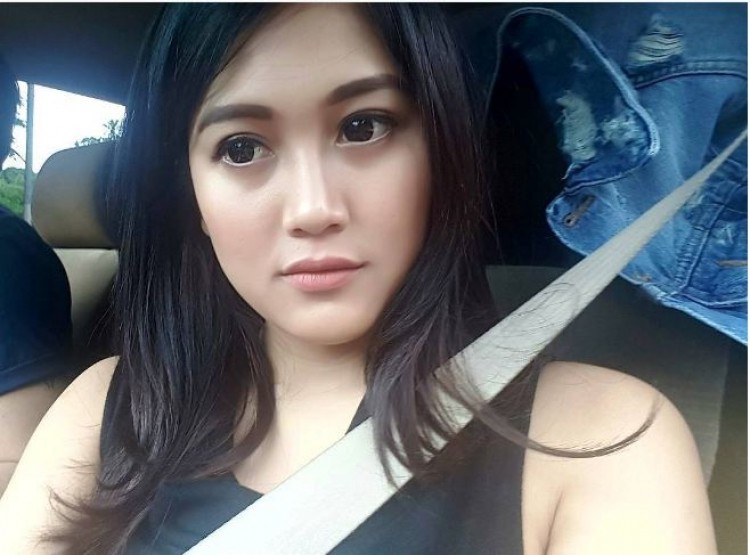 FOTO: Novia Petria, Brondong Cantik yang Jadi Istri Baru Adjie Pangestu