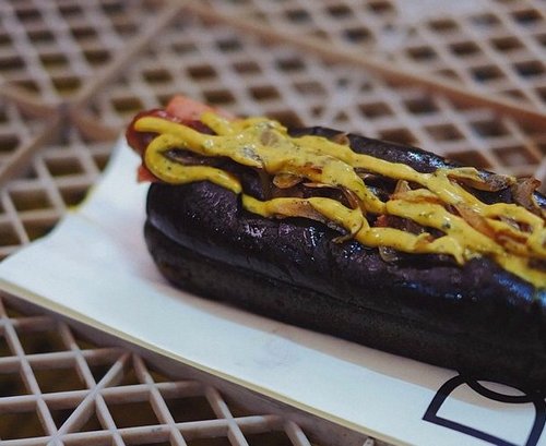 Ini Makanan Unik Berwarna Serba Hitam Pekat yang Ada di Indonesia