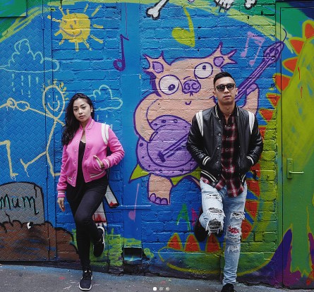 Berpose di Depan Tembok Penuh Gravity