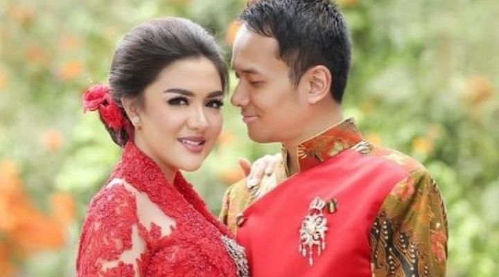 FOTO : Resmi Dilamar, Ini Sosok Calon Suami Vicky Shu