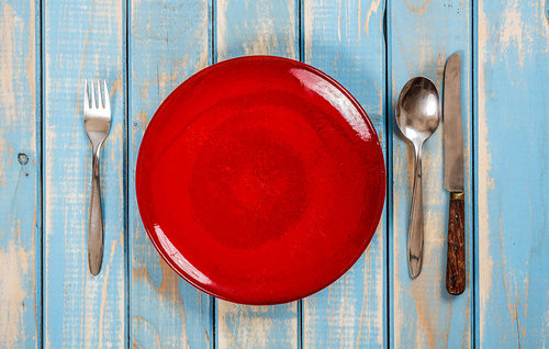 Pilih Piring Warna Merah Saat Makan