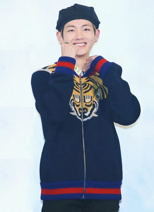 Foto: Serba Gucci, Penampilan Keren V BTS Ini Bak Anak CEO