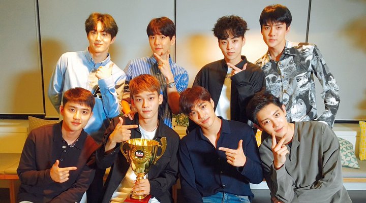 Daebak, EXO Catat Kemenangan Ke-100 di Acara Musik dengan Trofi 'M ...