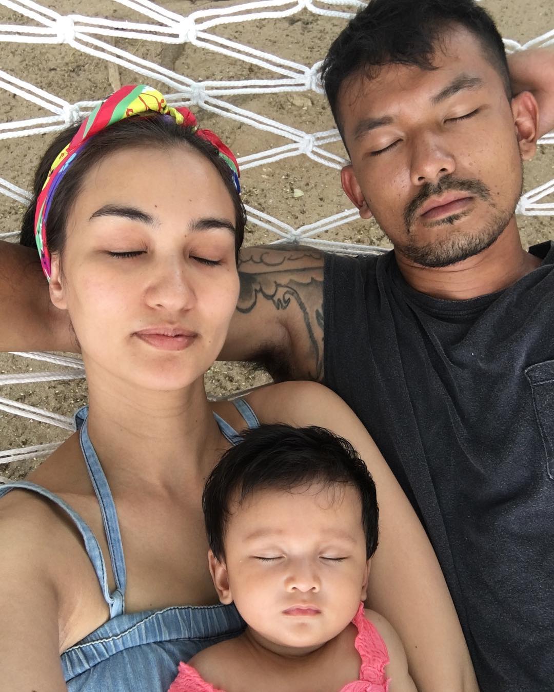 FOTO: Serunya Liburan Keluarga Rio Dewanto & Atiqah Hasiholan di Banten ...