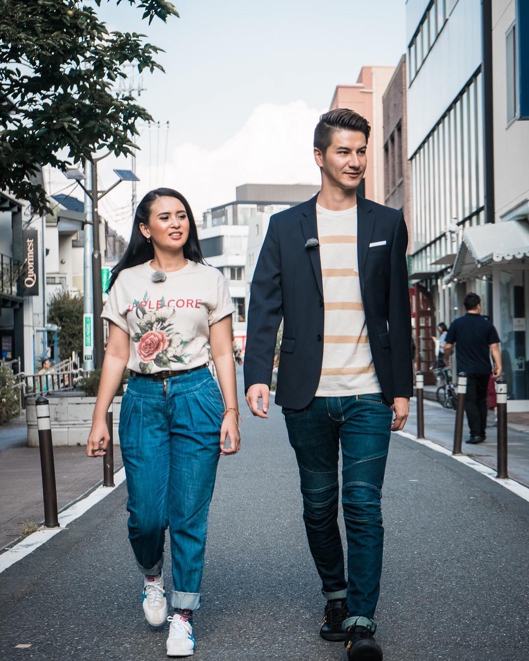 Ayushita Berpose Bersama Model Luar Negeri