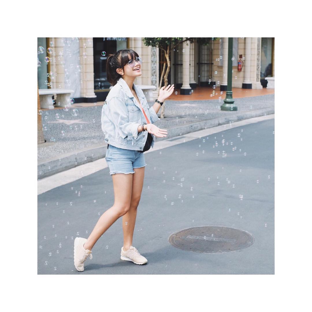 Main-Main ke Universal Studio, Serunya Audi Marissa Foto Bareng Badut