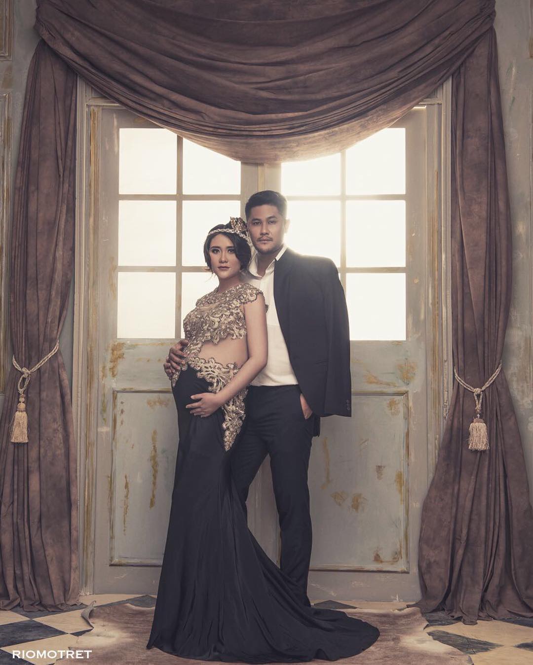 Pemotretan Kehamilan Ryana Dea, Bertema Klasik nan Elegan Bareng Puadin ...