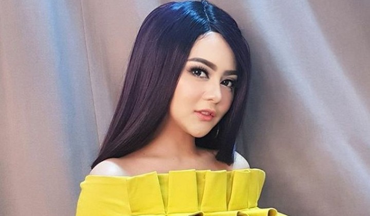 Biasa Tampil Total, Begini Wajah Asli Jenita Janet Tapa Make Up & Wig