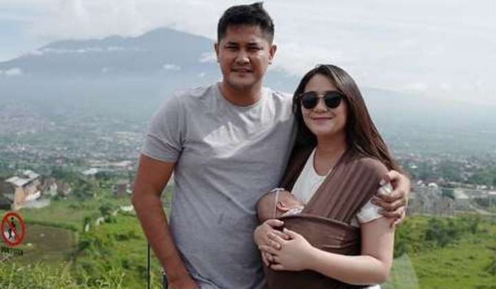 Baru Umur Dua Bulan, Putri Ryana Dea-Puadin Redi Ini Sudah Sadar Kamera