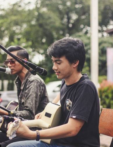FOTO: Gantengnya Gusti Rayhan, Anak Farhat Abbas Pemeran Akew 'Dilan 1990'