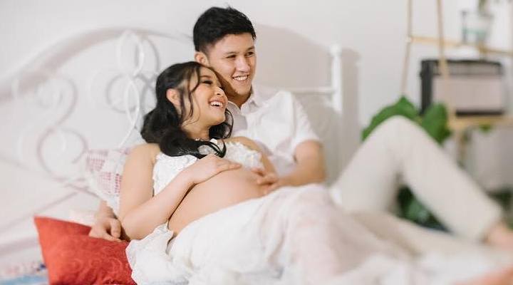 Pemotretan Kehamilan Rini Wulandari, Mesra Nan Intim dalam Pelukan Suami