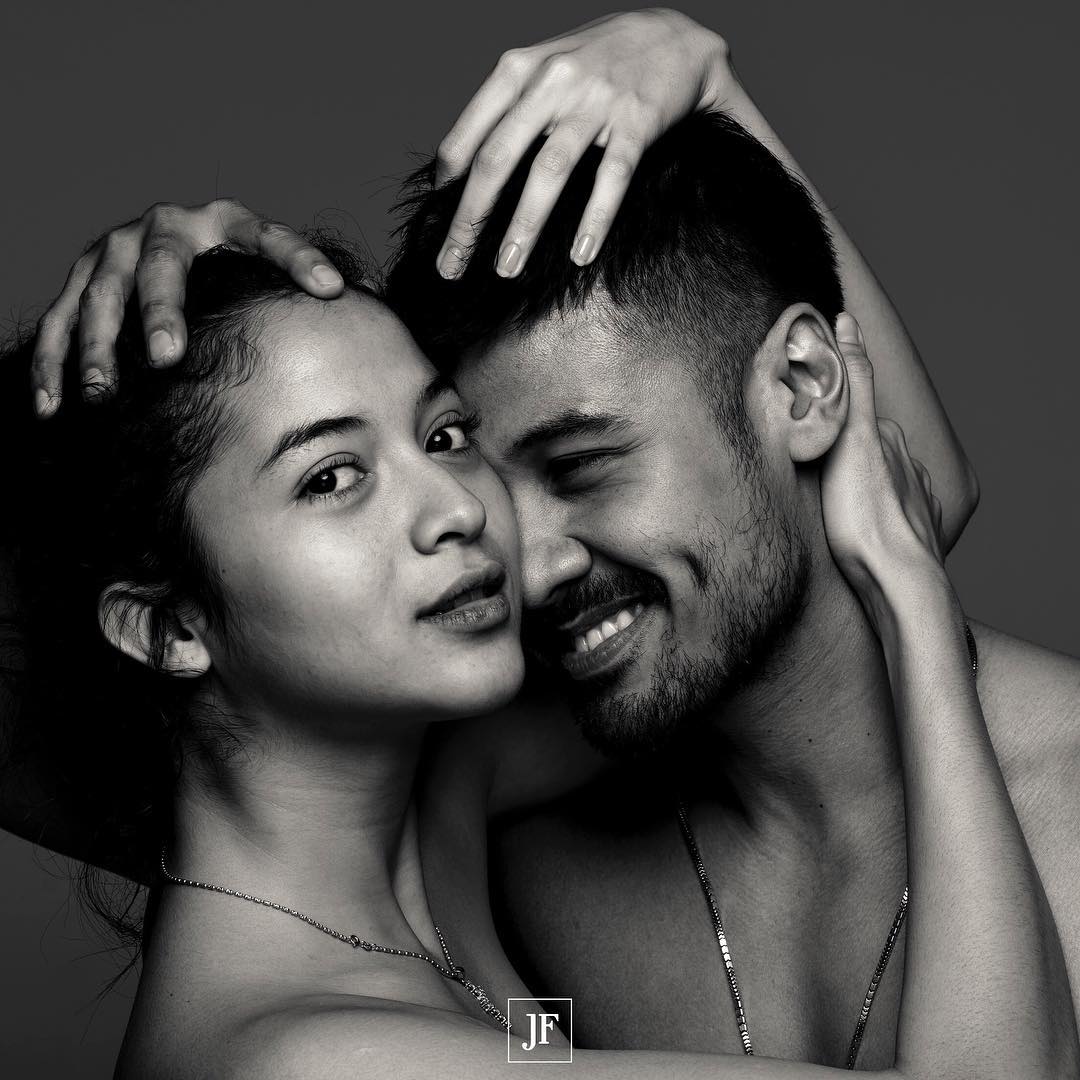 Sederhana Penuh Makna, Potret Hitam Putih Mesranya Chico Jericho ...