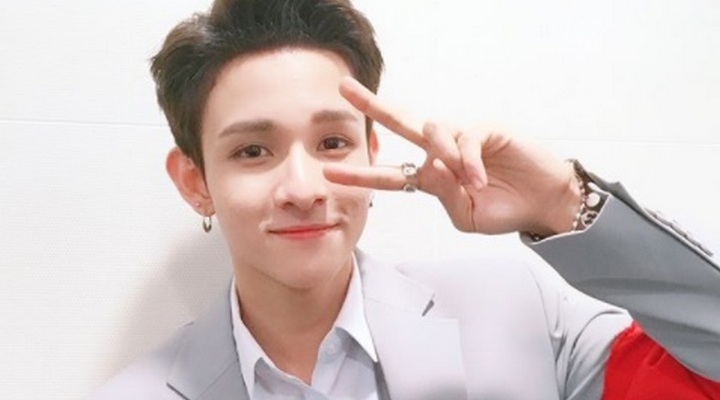 Light Stick Resmi Kim Samuel Terungkap, Fans: Elegan dan Indah Banget