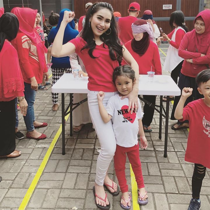 Ayu Ting Ting dan Sang Putri Rayakan HUT RI dengan Ikut Lomba 17 Agustus
