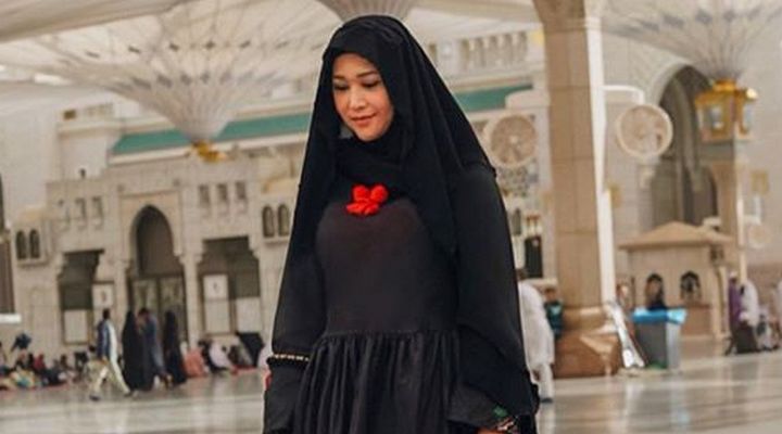 Unggah Foto Saat Umroh, Penampilan Syar'i Maia Estianty Tuai Pujian