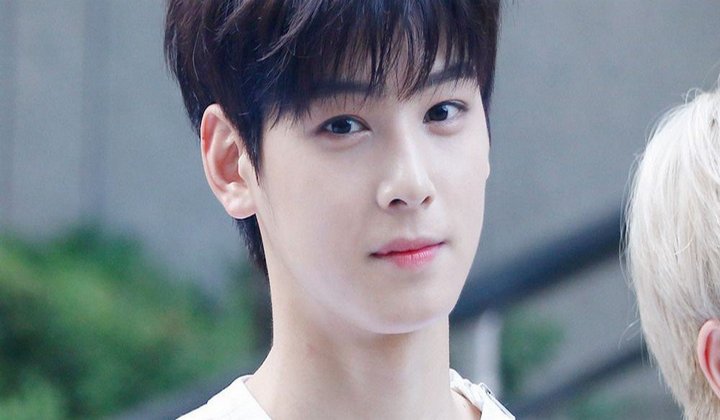 Cha Eun Woo Pose Candid Sambil Melipat Tangan Gelas Es Teh Justru Jadi Sorotan
