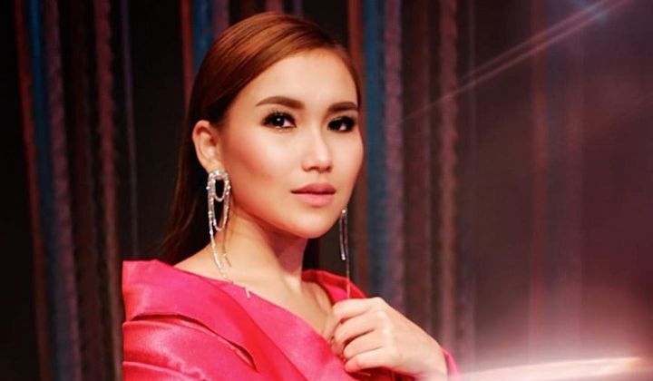 Dibalut Gaun 'Emas', Ayu Ting Ting Sukses Bikin Setiap Pasang Mata Tak ...