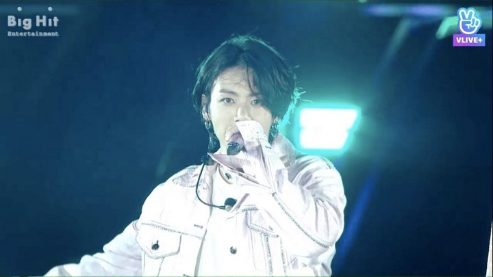 Super Tampan, Gaya Rambut Gondrong Jungkook Saat Konser BTS di Arab ...