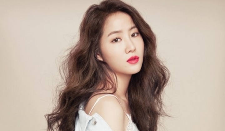 Unggah Foto Manyun Manja di Dalam Mobil, Netter Malah Salfok ke Ponsel ...