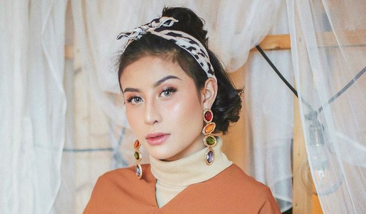 Profesional, Awkarin Tampil Totalitas Saat Endorse Produk Bareng Eks ...