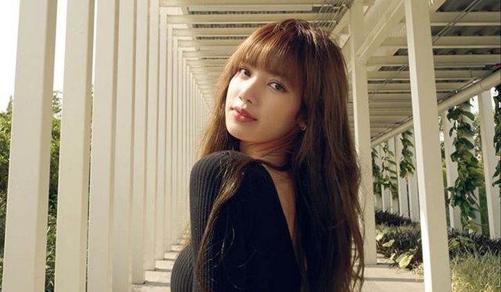 Foto Bareng Mobil Mewah, Lisa BLACKPINK Pamer Warna Rambut Baru