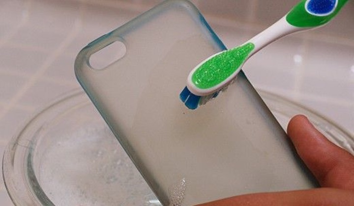 Cuci Case Ponsel dengan Sabun dan Gosok dengan Sikat Gigi