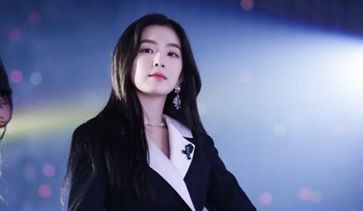 Biasa Lincah di Panggung, Irene Red Velvet Serius Baca Naskah 'Double Patty' Curi Perhatian