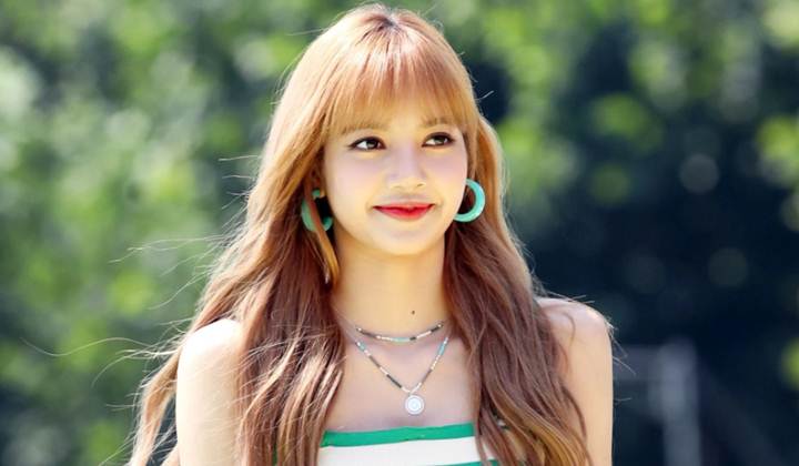 Pakai Makeup Natural, Gaya Lisa Saat Lakukan ‘Ice Cream Challenge ...