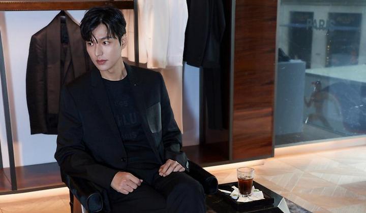Unggah Foto Manyun Manja Hingga Iseng Goyangkan Kaki, Lee Min Ho Sukses ...