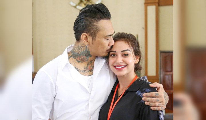 Istri Jerinx SID dan Sanak Keluarga Kunjungi Pura Demi Doakan Kebebasan ...