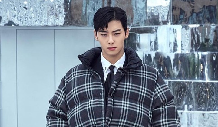 Tetap Tampan, Cha Eun Woo ASTRO Tampil Pakai Rok dan Gaya Rambut Jadul di Pemotretan Baru