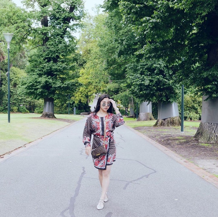 Elegan Dengan Gaun Batik