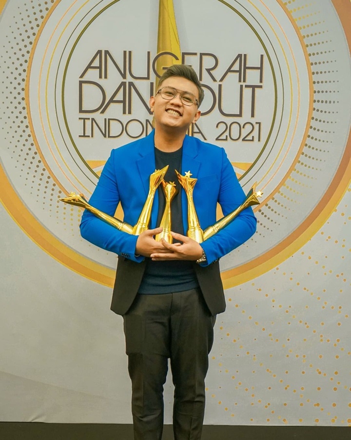 Bawa Pulang Piala ADI 2021, Denny Caknan Pamer Wajah Ganteng Dalam 8 ...