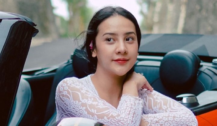 Anya Geraldine 'Si Pelakor' Foto Kenakan Busana Terbuka Duduk di Samping Pria Ini Bikin 'Panas'