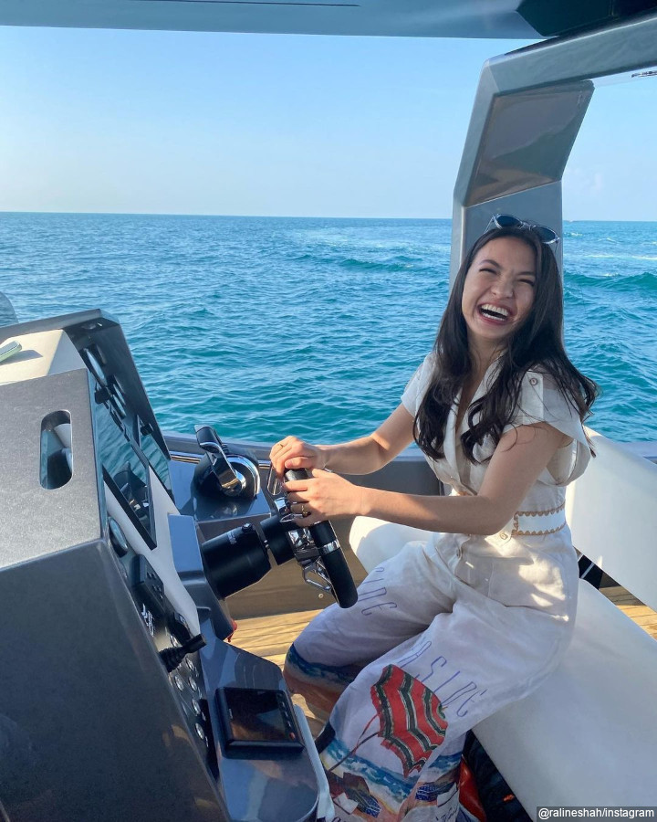 Raline Shah Bikin Kagum Bisa Terbangkan Pesawat, Intip 10 Potretnya Berpetualang di Alam Terbuka